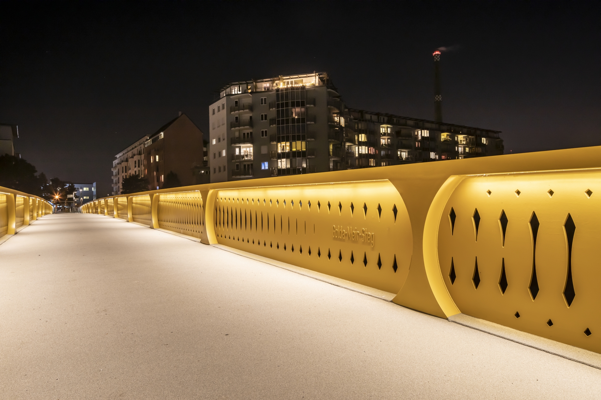 Golda Meir Steg, Berlin - InstaLighting